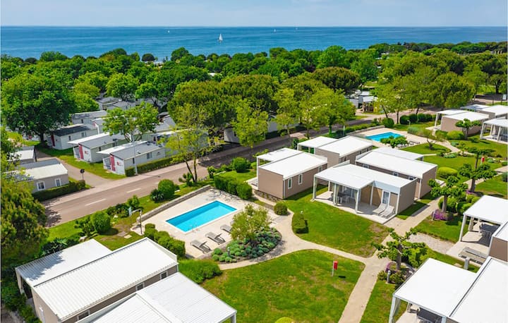 2 Bedroom Gorgeous (Sta)caravan In Umag - Croacia