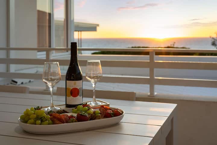 Luxury Coastal Escape-ocean Views, Walk To Beach - Joondalup