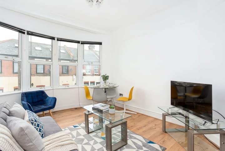 Spacious 3 Bedroom Home With Parking In Southend - Southend-on-Sea