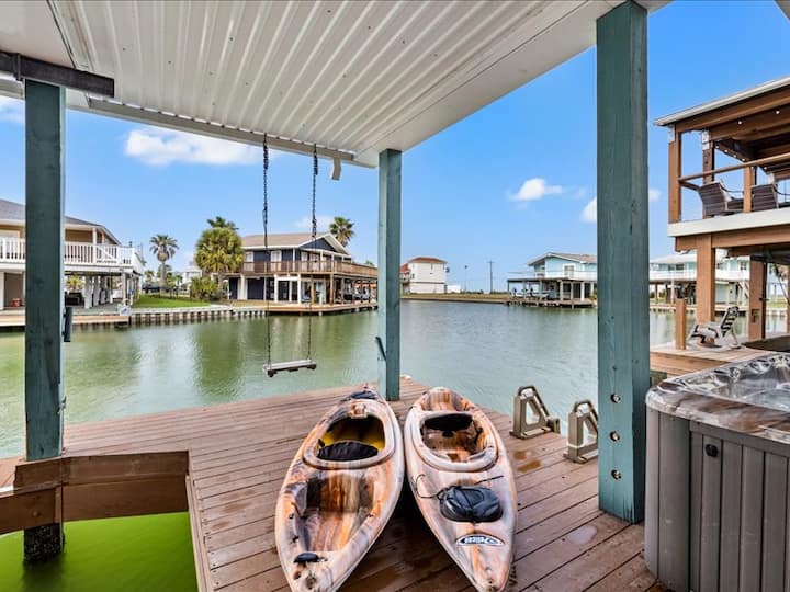 Canal Front Hot Tub In Jamaica Beach - Jamaica Beach, TX