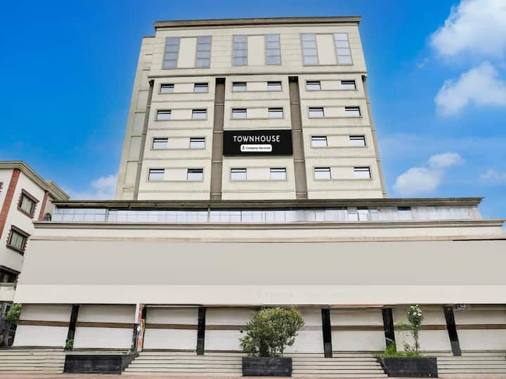 Super Townhouse Anand Anciennement Hôtel The Maiso - Anand