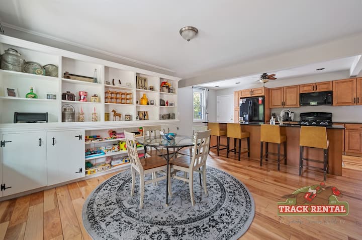 Comfortable Saratoga Getaway Near Downtown & Track - Saratoga Springs, NY