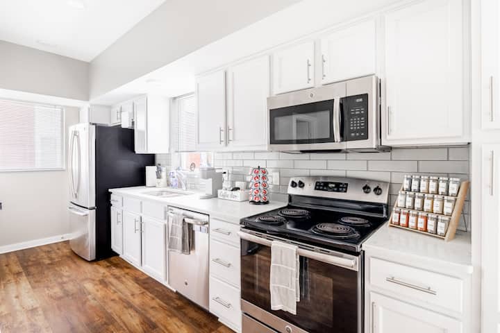 Luxury Downtown Townhome W/ Private Garage Unit 2 - Cleveland