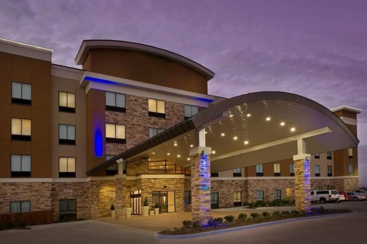 South Waco Stay | Pool + Free Breakfast & Parking - Waco, TX