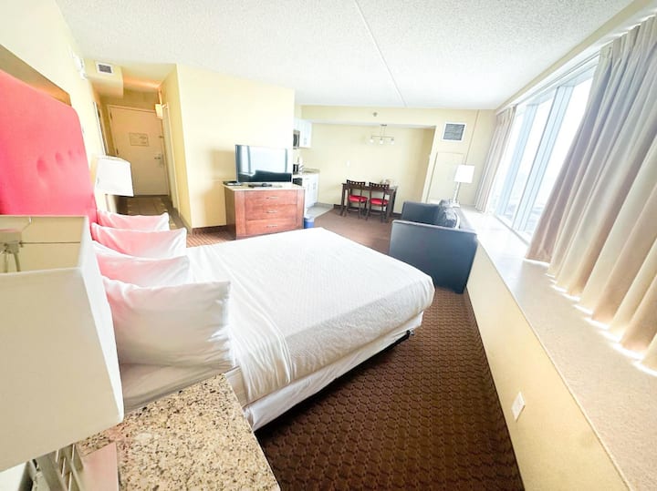 Wall Of Windows | Queen Studio | Free Parking - Atlantic City, NJ