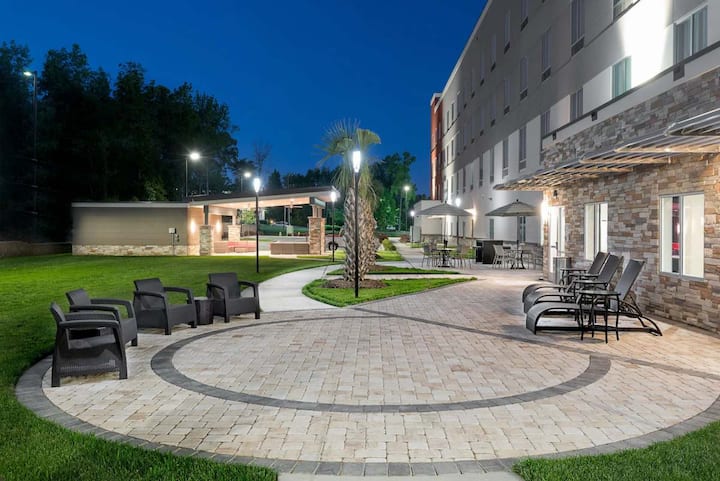 Minutes To Clt Airport + Free Breakfast & Shuttle - Charlotte, NC