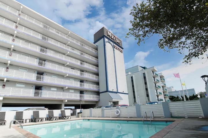 Oceanfront Suite W/ Kitchenette & Balcony - Virginia Beach