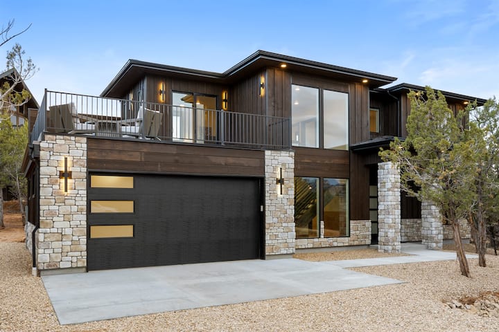 Brand New Modern Home Between Zion & Bryce - Orderville, UT