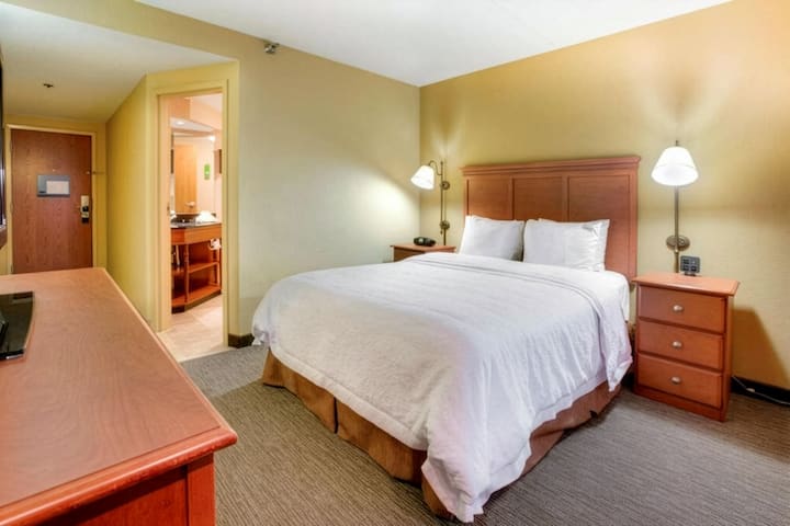 Near Airport + Free Shuttle & Free Breakfast - Sewickley