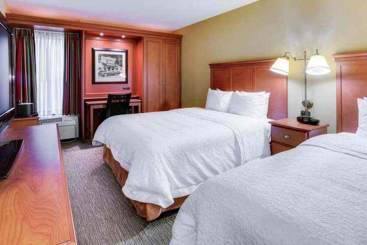 2 Queens + Free Airport Shuttle & Breakfast - Sewickley