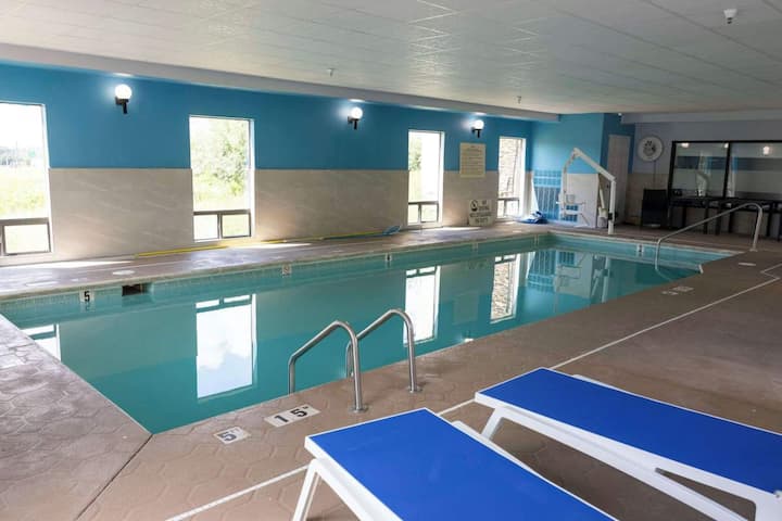 Near Kent State Univ. + Free Breakfast. Pool. Gym. - Ravenna, OH