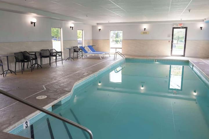 Close To Kent State Univ. + Free Breakfast & Pool - Ravenna, OH