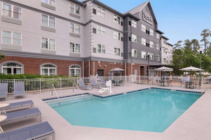 Near Historic Summerville + Free Breakfast & Pool - Summerville, SC