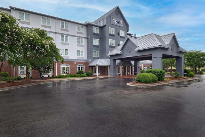 Near Azalea Square + Free Breakfast. Pool. Gym. - Summerville, SC