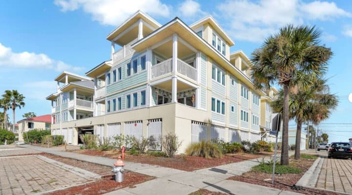 Tybee Dream: 2 Bed 2 Bath Condo W/ Rooftop Pool - Tybee Island, GA