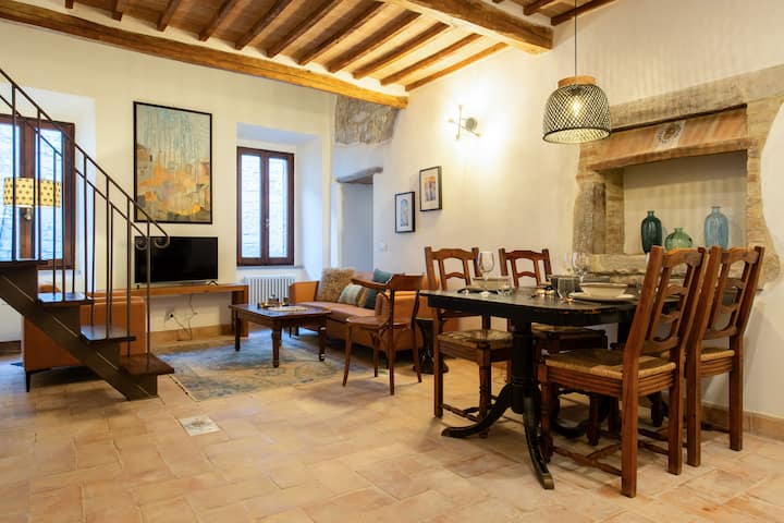 The Niles: Historic Todi Apt Meets Modern Comfort - Todi