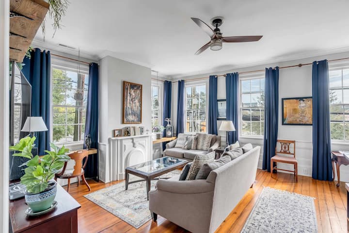 Newly Remodeled, Spacious Condo! Walk To King St! - Charleston, SC