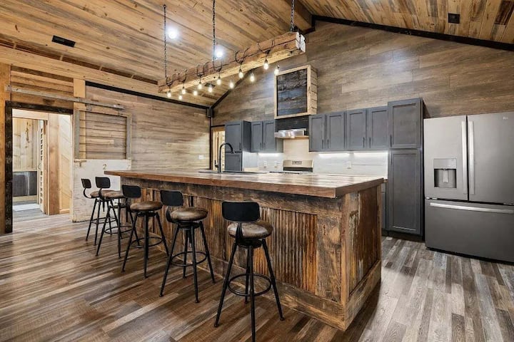 Secluded Group Lodge On 20 Acres - Illinois