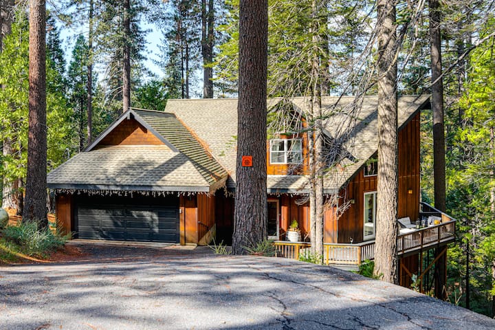 Game Room & Hot Tub! Dog-friendly Arnold Retreat - Arnold, CA