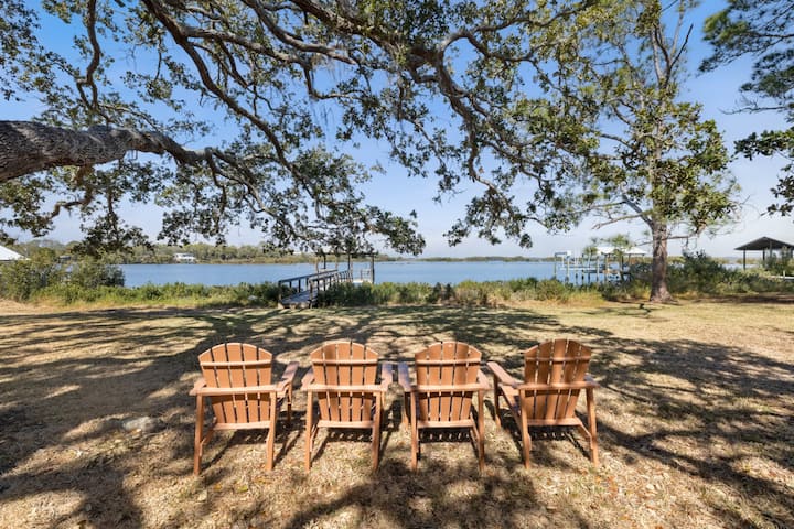 Coastal Oak Retreat - Cedar Key, FL