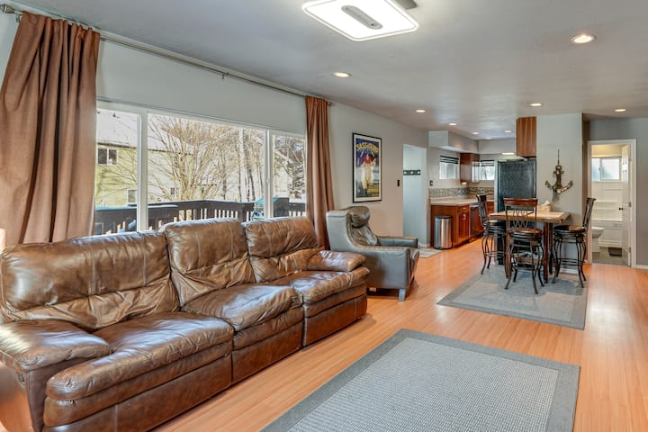 Hike, Bike & Ski! Cozy Anchorage Townhome - Anchorage, AK