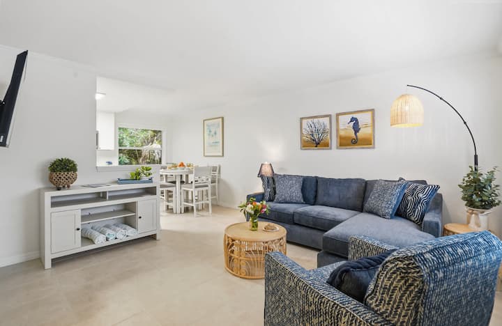 Relax At Redwood - Siesta Key, FL