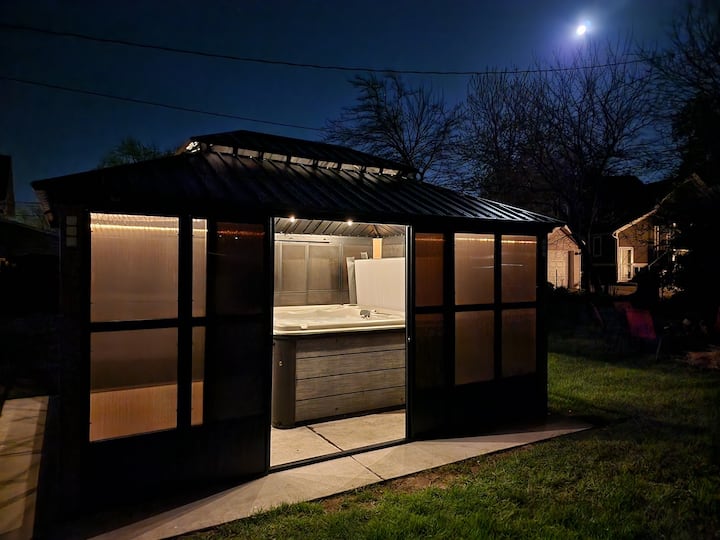 Heritage Spa House - Hot Tub, Firepit, 7 Min Walk - Grand Haven, MI