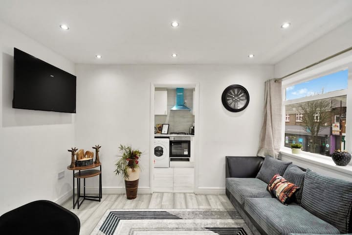 Comfortable Four-bedroom Stay With Balcony - Dartford