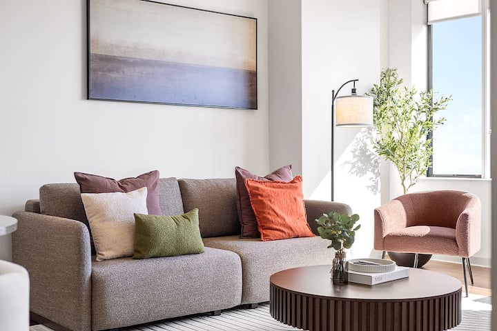 30th Floor King Suite | Skyline Pool & Lounge - Cotton Bowl Dallas