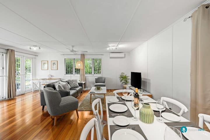 Stylish Mid Century Pet Friendly Home Near City - Brisbane