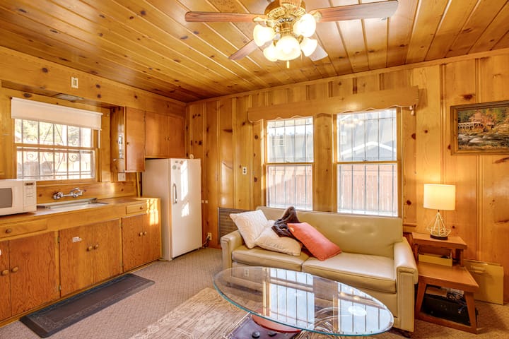 Close To Lake & Heavenly Mtn Resort! Quaint Cabin - South Lake Tahoe, CA