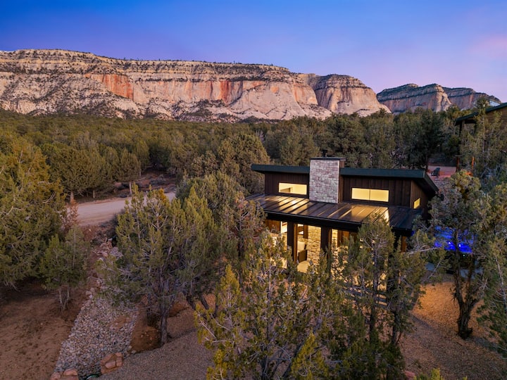 Narrows Nest: King Bed, Hot Tub & Fireplace - Utah