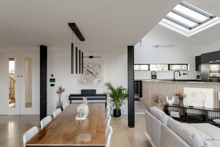 Luxurious Retreat With Cinema Lounge - Ely