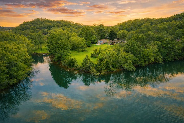 Private Lakefront Peninsula Retreat W/ Hot Tub - Fort Patrick Henry Lake, TN