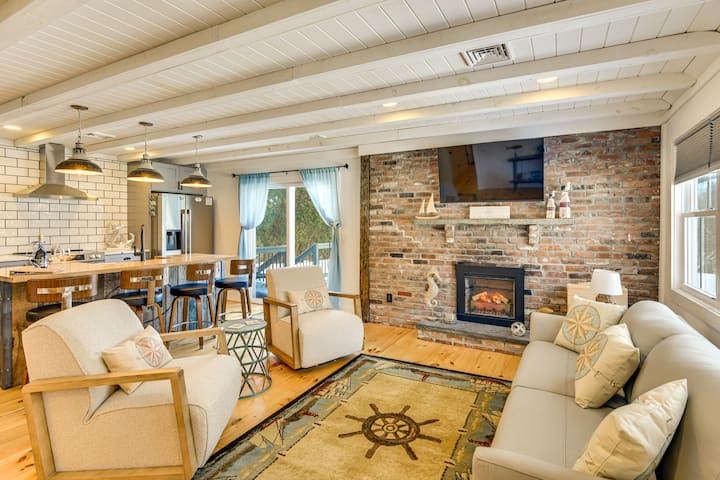 1 Mi To Head's Beach! Nautical Family Retreat - Jamestown, RI