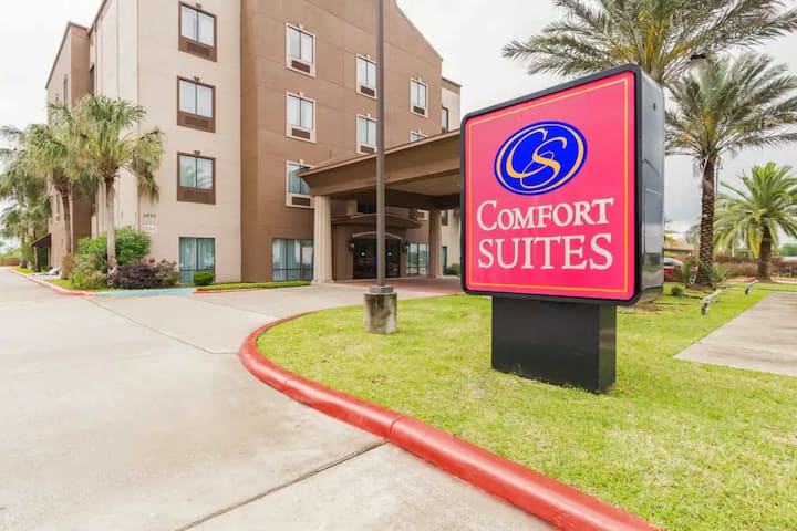 Minutes To Gator Country | Free Breakfast & Pool - Beaumont, TX