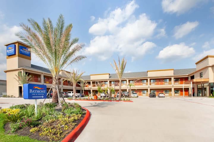 Near Hobby Airport | Free Breakfast. Parking. Gym. - Houston, TX