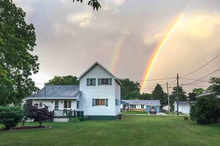 Cozy Downtown Cottage Near Beach And Pier - Tawas City, MI