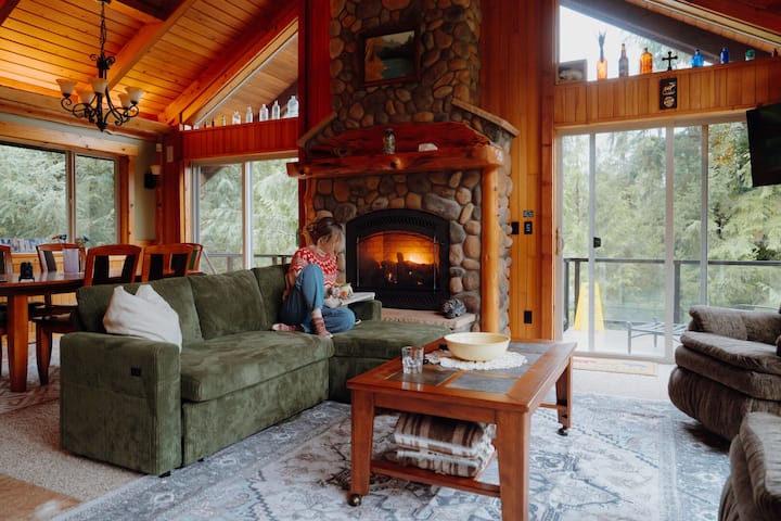 New! Luxurious Custom Log Home W/ River Views - Index, WA