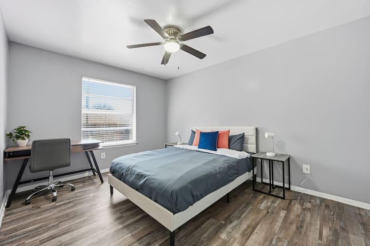 2-bedroom With Large Living Area - Denton, TX