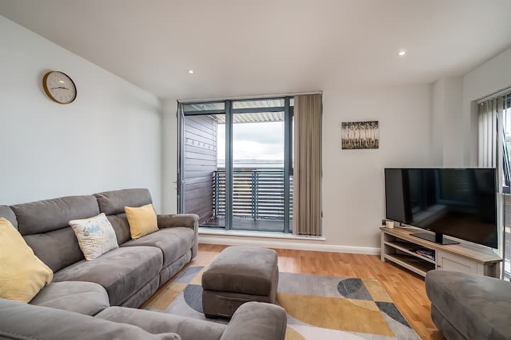Large 2 Bed Penthouse | Lift Access, Free Parking - Watford