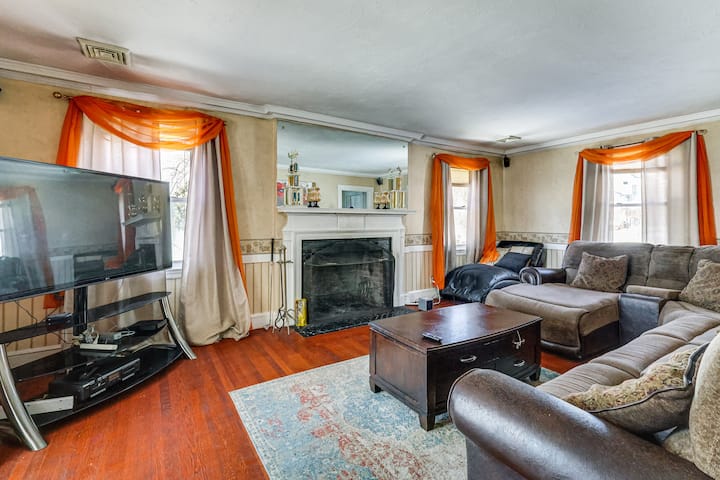 Walk To Dw Field Park! Spacious Home W/ Deck - Brockton, MA