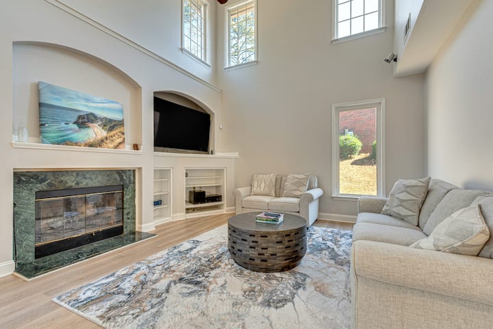 Outdoor Kitchen! Spacious Stone Mountain Retreat - SeaQuest Stonecrest, Stonecrest