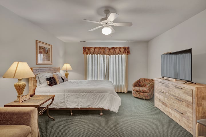 Cozy Pigeon Studio With Hot Tub And Pool Access - Caseville, MI