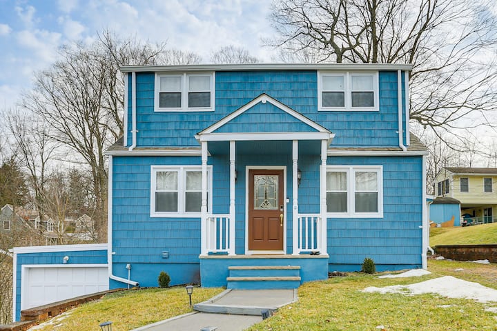 Walk To Lake Hopatcong: Vibrant Home W/ Deck! - Lake Hopatcong, NJ