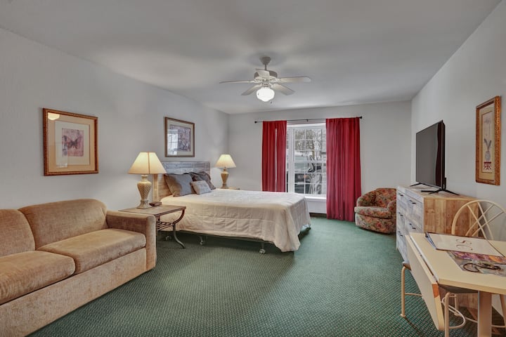 Studio W/ Hot Tub & Pool Access - Caseville, MI