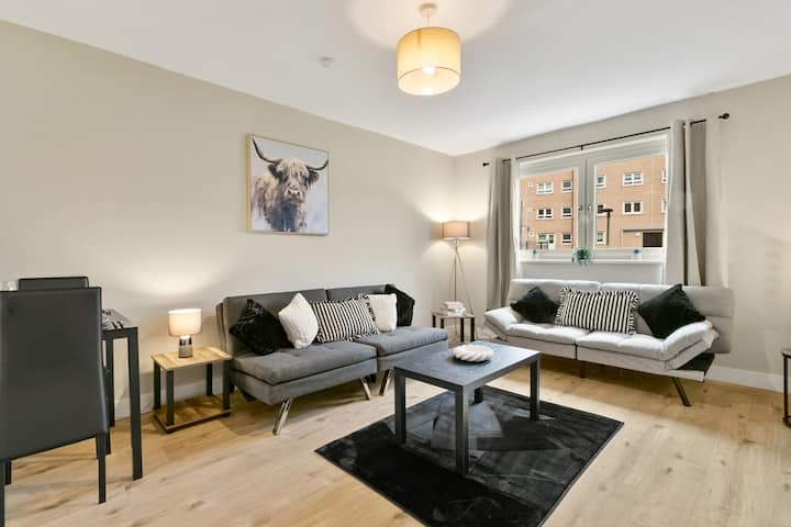 Free Parking | Sleeps 8 | 3 Bedrooms | Central - Glasgow