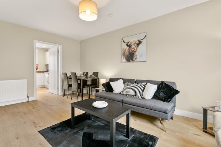 Free Parking | Sleeps 8 | 3 Bedrooms | Central - Glasgow