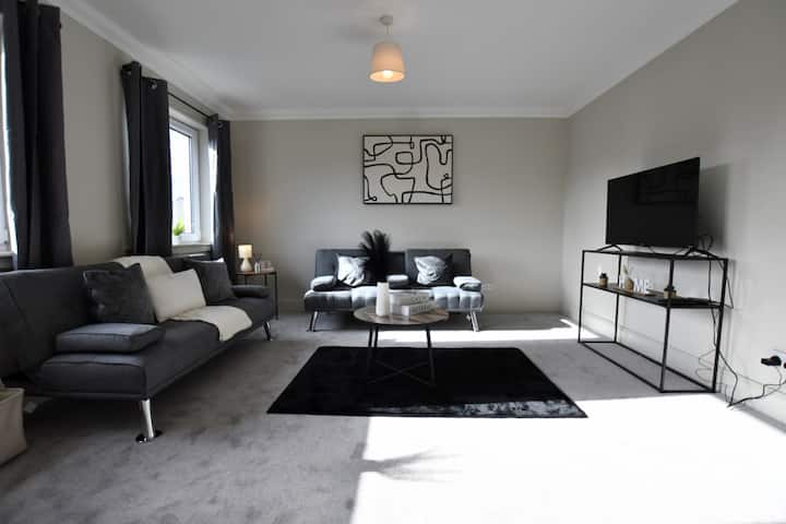 Free Parking | Sleeps 8 | 3 Bedrooms | City Centre - Hawick