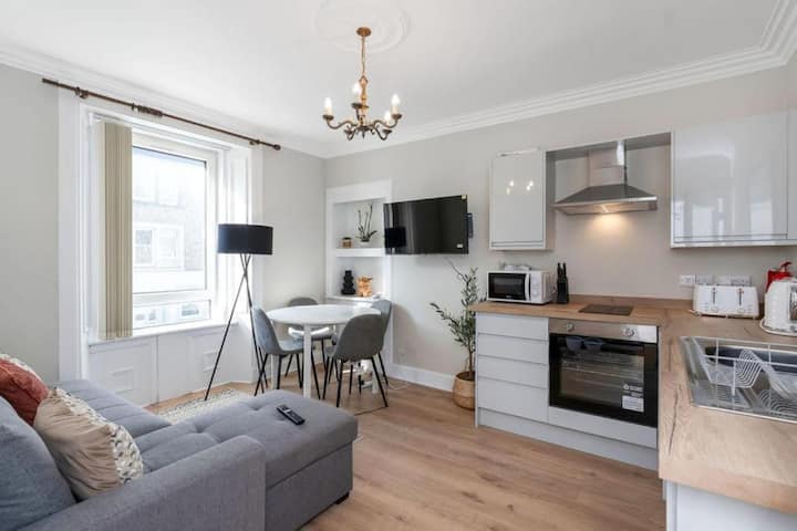 Free Parking | Sleeps 5 | 2 Bedrooms | Central - Hawick